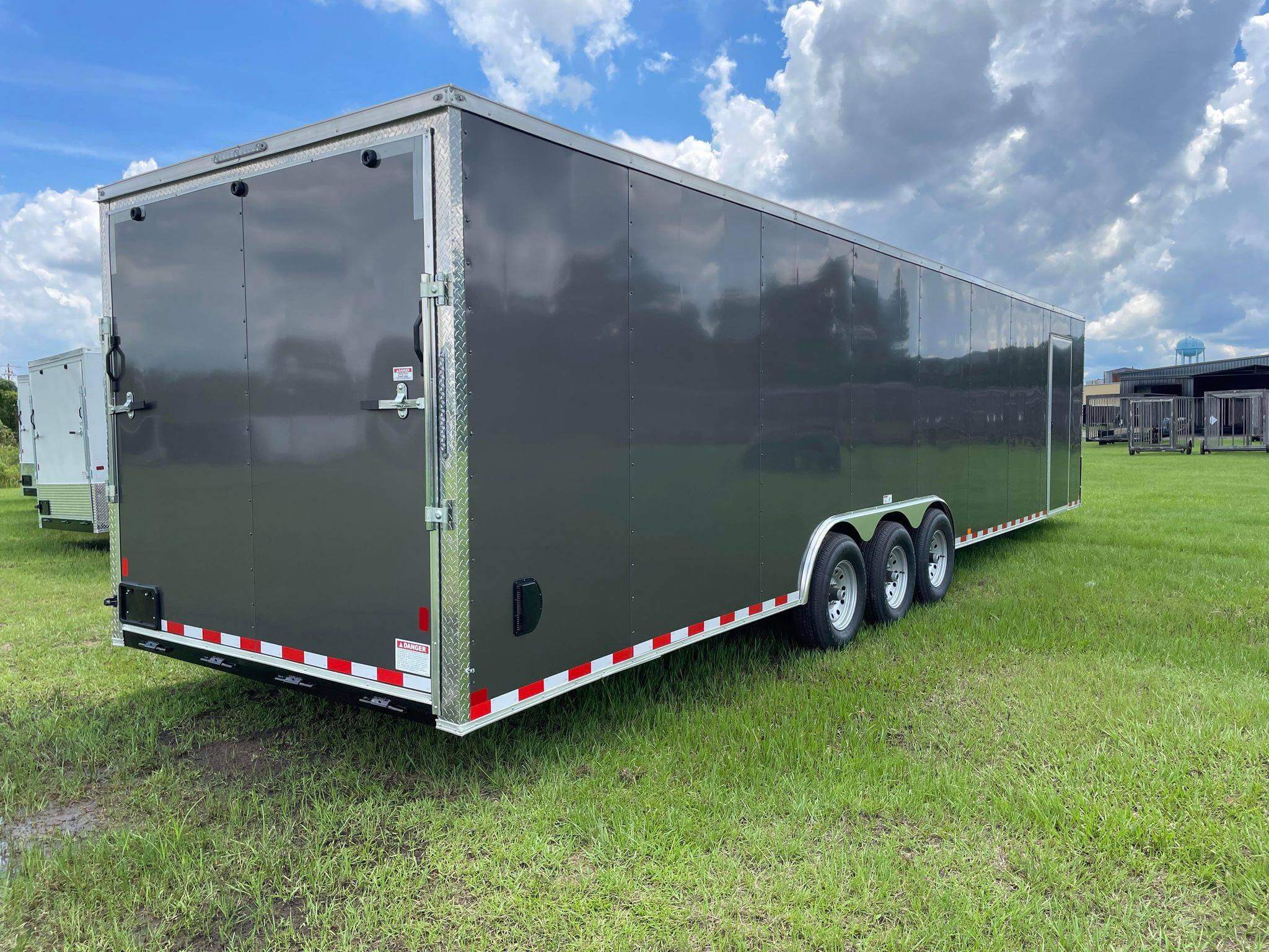 Pros And Cons Of Using An Enclosed Trailer For Your Business
