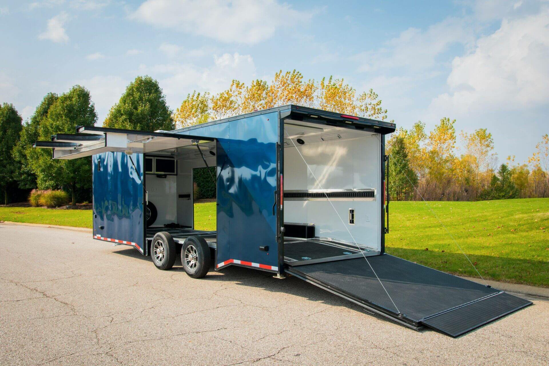 Pros And Cons Of Using An Enclosed Trailer For Your Business